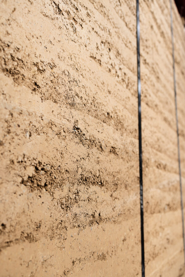 Stampflehmwand als Fertigteil - Lücking - Ziegel und Beton